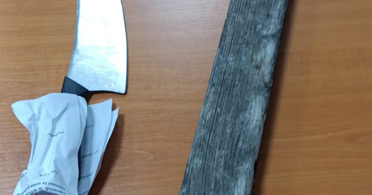 Doi copii au tăiat o bancă pentru a o pune pe foc. Prinși pentru că au ...