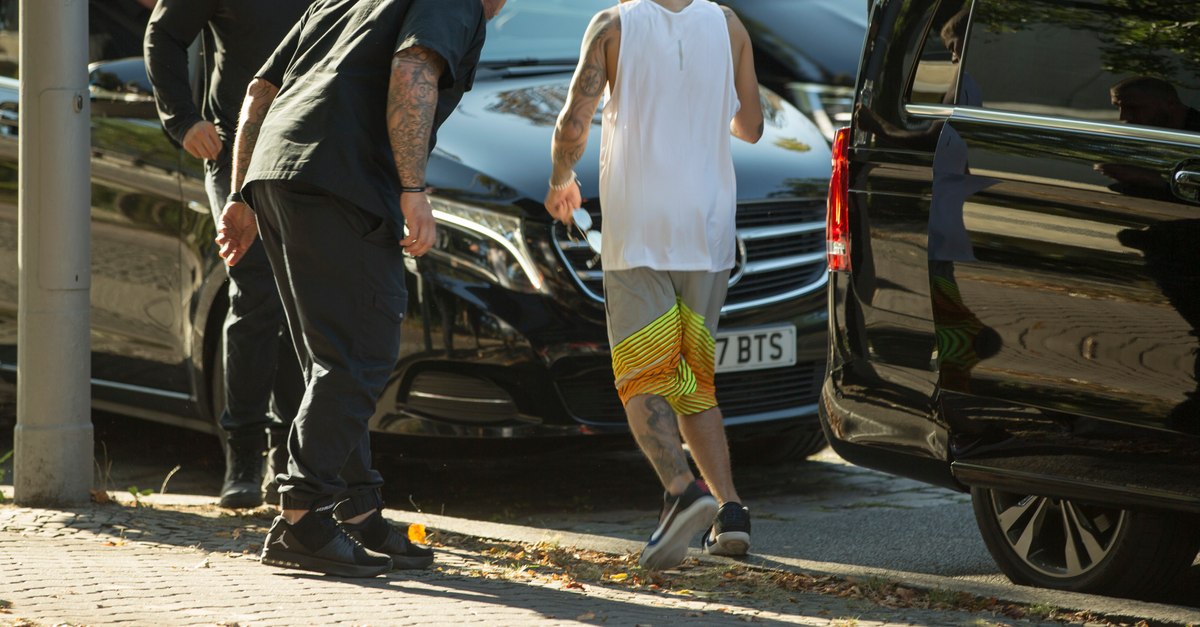 Gărzile de corp ale lui Justin Bieber s-au "luptat" cu o viespe ...