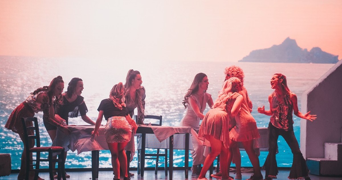 Loredana și Stuart Hickey, în „Mamma Mia!”. Faimosul actor britanic de ...