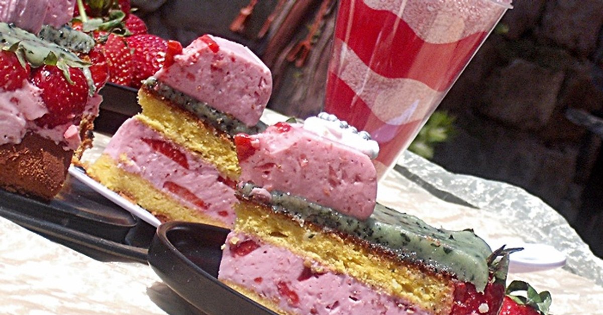 Retete de la cititori: Tort de capsuni si ananas / Anisoara Ursan