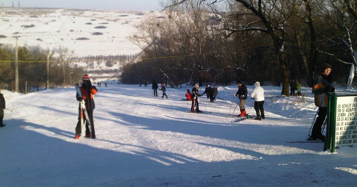 Fără nicio îmbunătăţire, pârtia de schi din Copou se deschide după ...