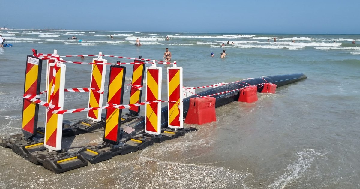 Deversau ape pluviale în mare, pe plaja de la Năvodari. Oamenii susțin ...