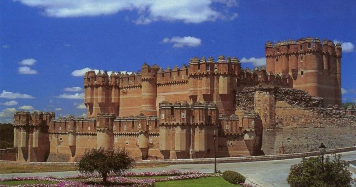 Un castel din România a fost inclus pe lista celor mai impresionante 14 ...