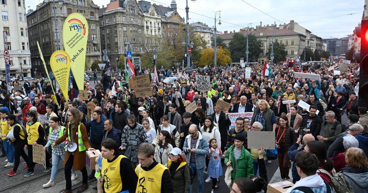 Manifestație anti-Viktor Orban, la Budapesta. Mii de oameni, printre care profesori și studenți ...