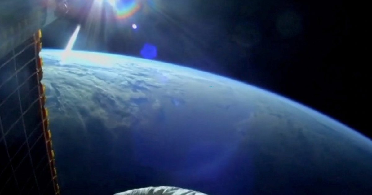 Imagini spectaculoase publicate de NASA. Doi astronauți montează ...