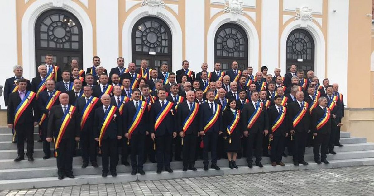 Fotografie simbolică de Centenar, realizată de primarii din Alba ...