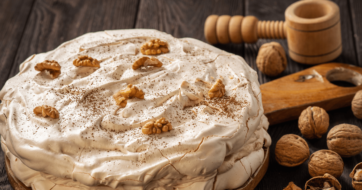 Tort de bezea, nuci şi cafea. Ponturi pentru un desert reuşit