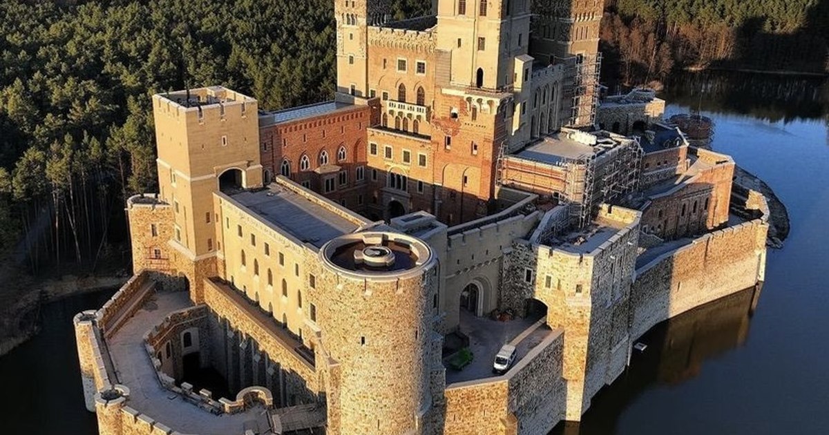 Castelul misterios care se construiește în Polonia și care stârnește ...