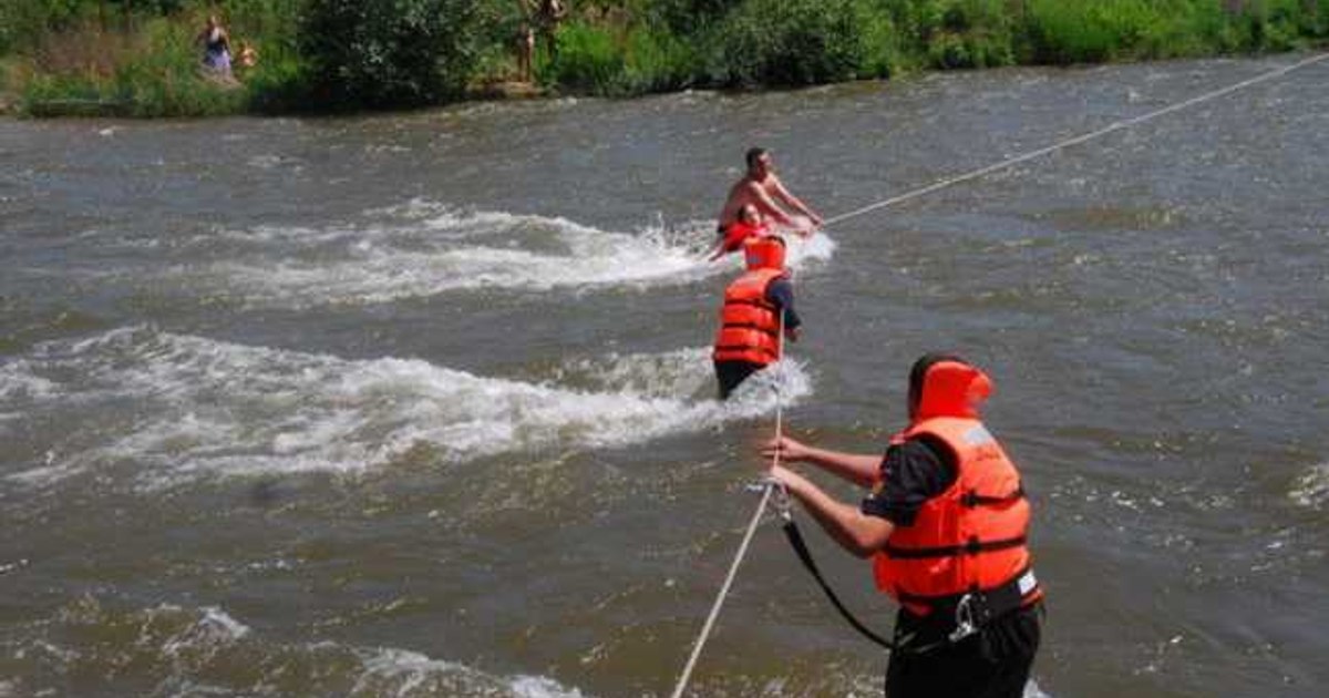 VIDEO Pericol pe râul Strei: un bărbat a fost salvat de la înec după ce ...