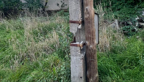 Reparații á la Electrica. Stâlp din beton, cârpit cu o atelă din lemn ...