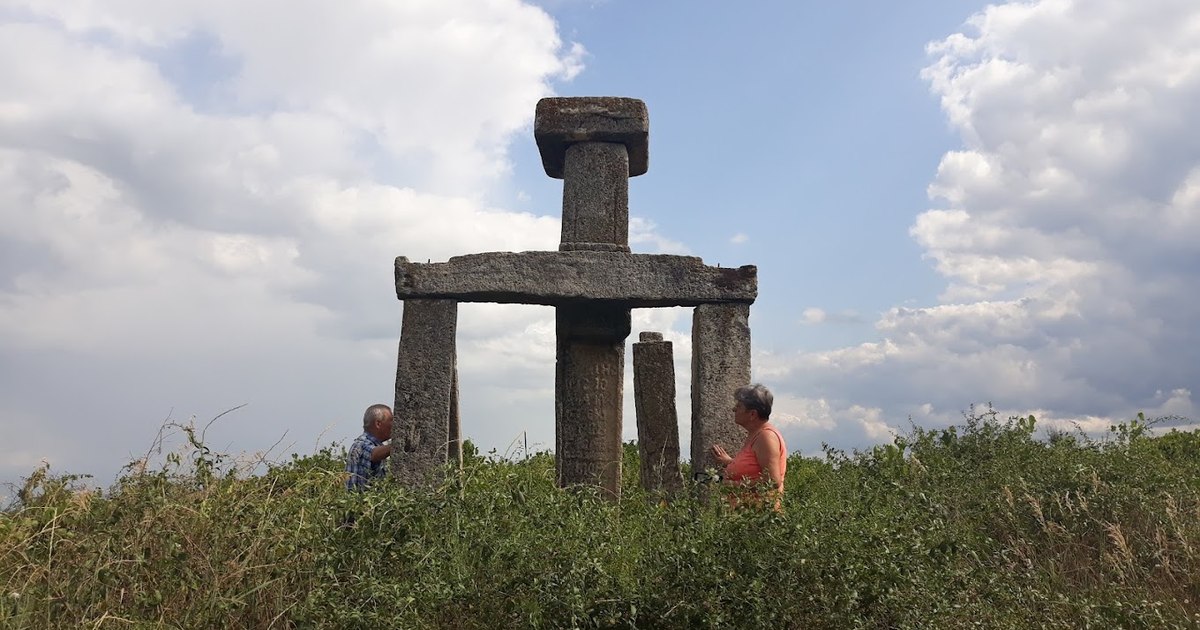 Enigmaticele inscripții de pe Crucea Manafului. Monument creștin ca un megalit celtic, dar ...