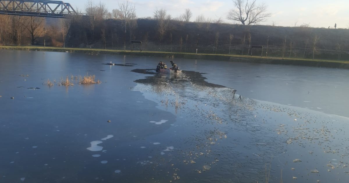Doi copii, de 12 și 14 ani, plecați la colindat, s-au înecat în lacul ...