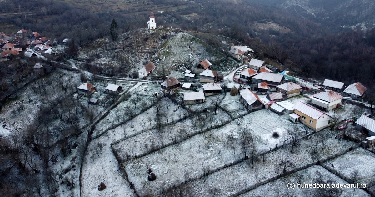 Satul din Munții Hunedoarei neschimbat de secole. Iarna mai rămân aici ...