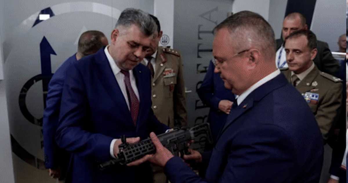 Ciolacu și Ciucă, cu arma în mână la expoziția Black Sea Defense and ...