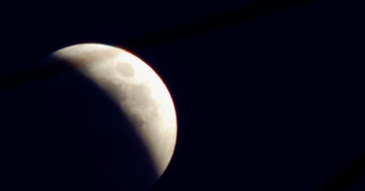 Imagini spectaculoase cu eclipsa totală de Lună văzută de la Timișoara ...