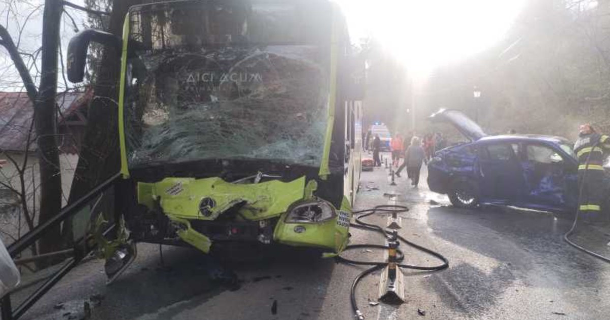 O mașină a luat foc după ce s-a ciocnit cu un autobuz pe contrasens, în Sinaia | adevarul.ro