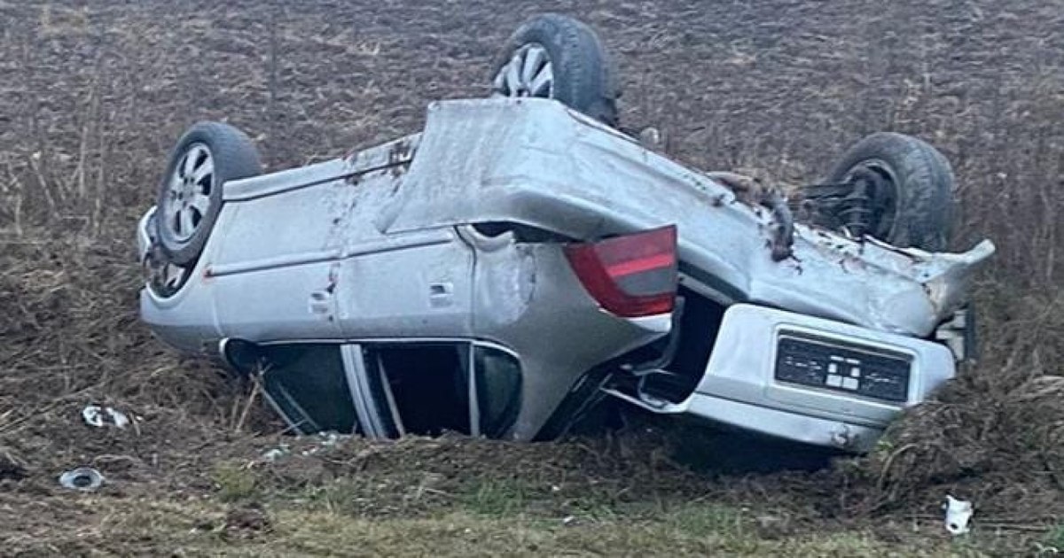 Autoturism răsturnat, fără numere de înmatriculare, găsit pe câmp în ...
