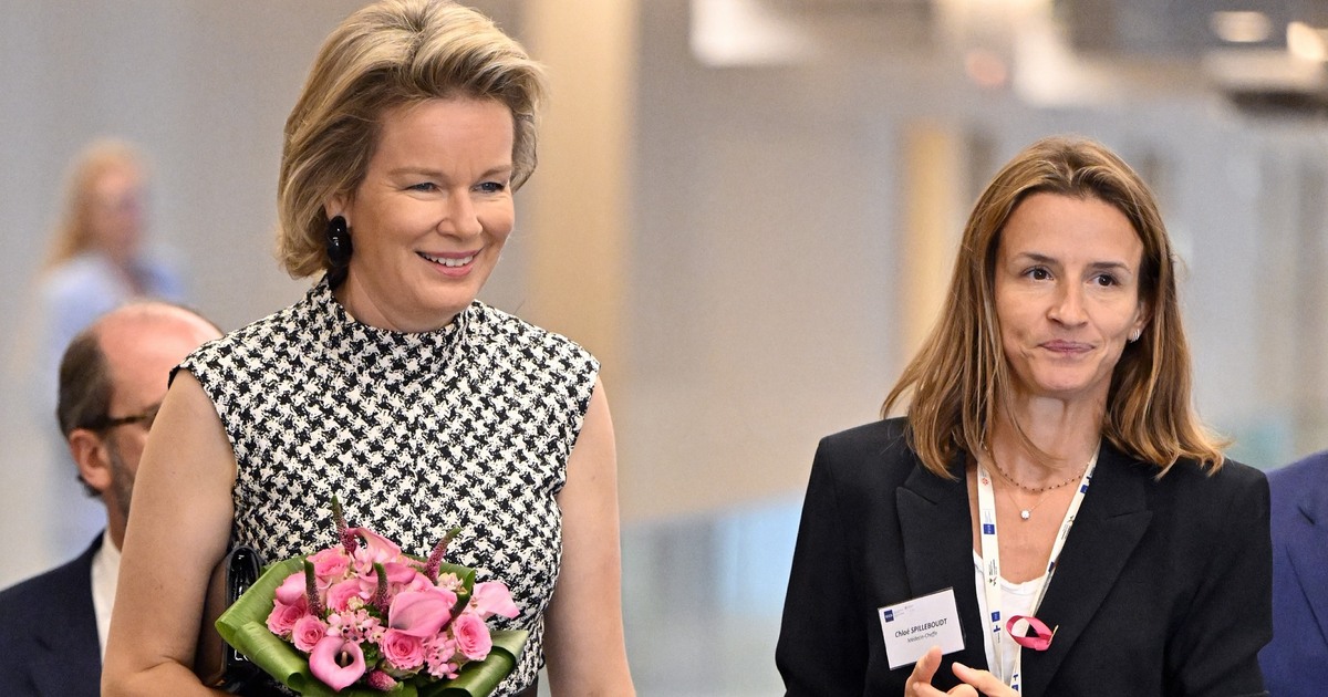 Total look chic pentru Regina Mathilde a Belgiei. Combinația alb-negru e mereu în vogă