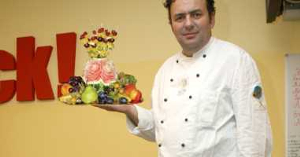 Constanţa: Sculpturile în fructe şi legume ale lui Valentin Gheoca ...