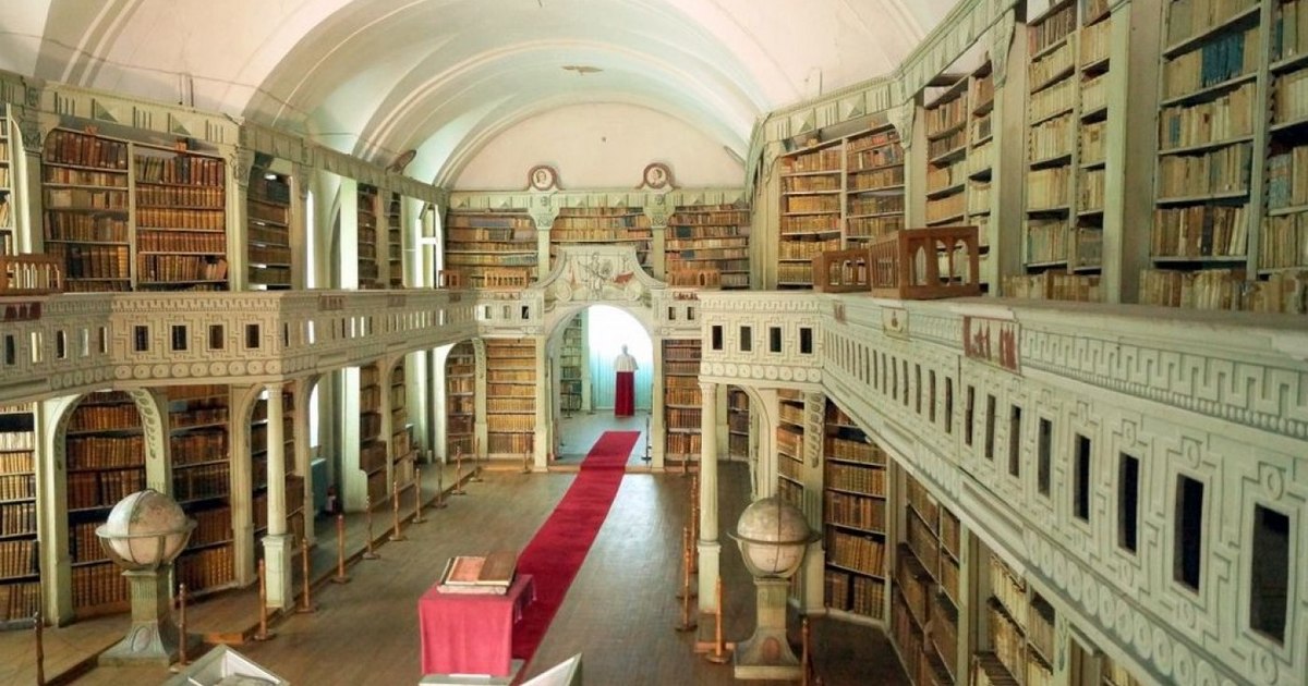 Documente vechi de sute de ani din Alba Iulia pot fi studiate în format ...