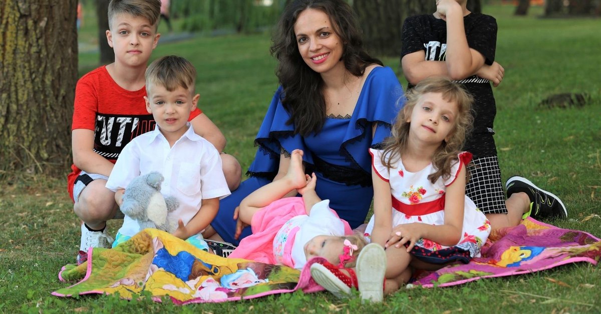 Raluca ex-Angels a revenit în muzică, după cinci copii