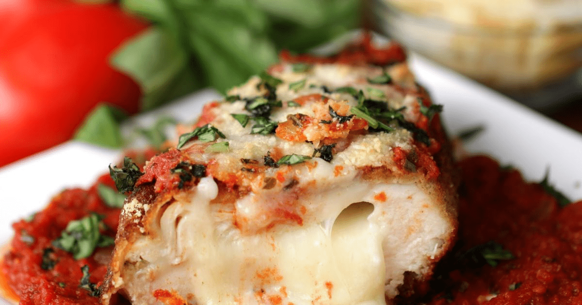 Pui cu parmezan în sos de roşii