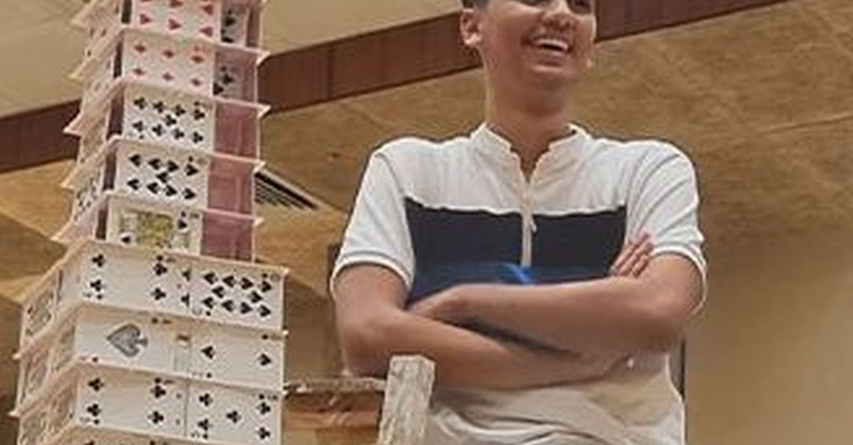 El construiește turnuri din cărți de joc! Are patru recorduri mondiale ...