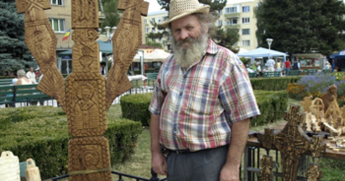 Hunedoara: PORTRET / Alexandru Perţa Cuza împodobeşte oraşele cu troiţe ...