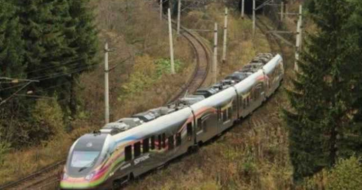 Trenul electric construit în premieră în România ajunge la destinaţie ...