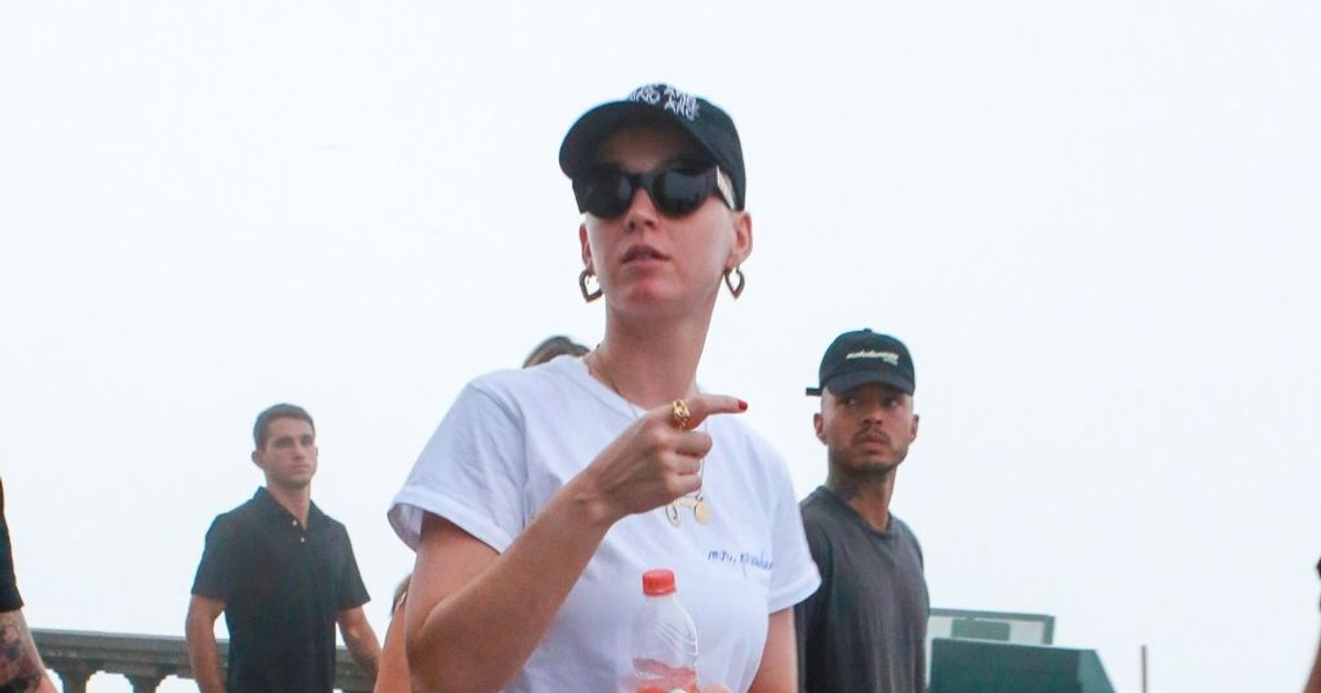 Horror Couture! Azi, Katy Perry, îmbrăcată ca un bărbat