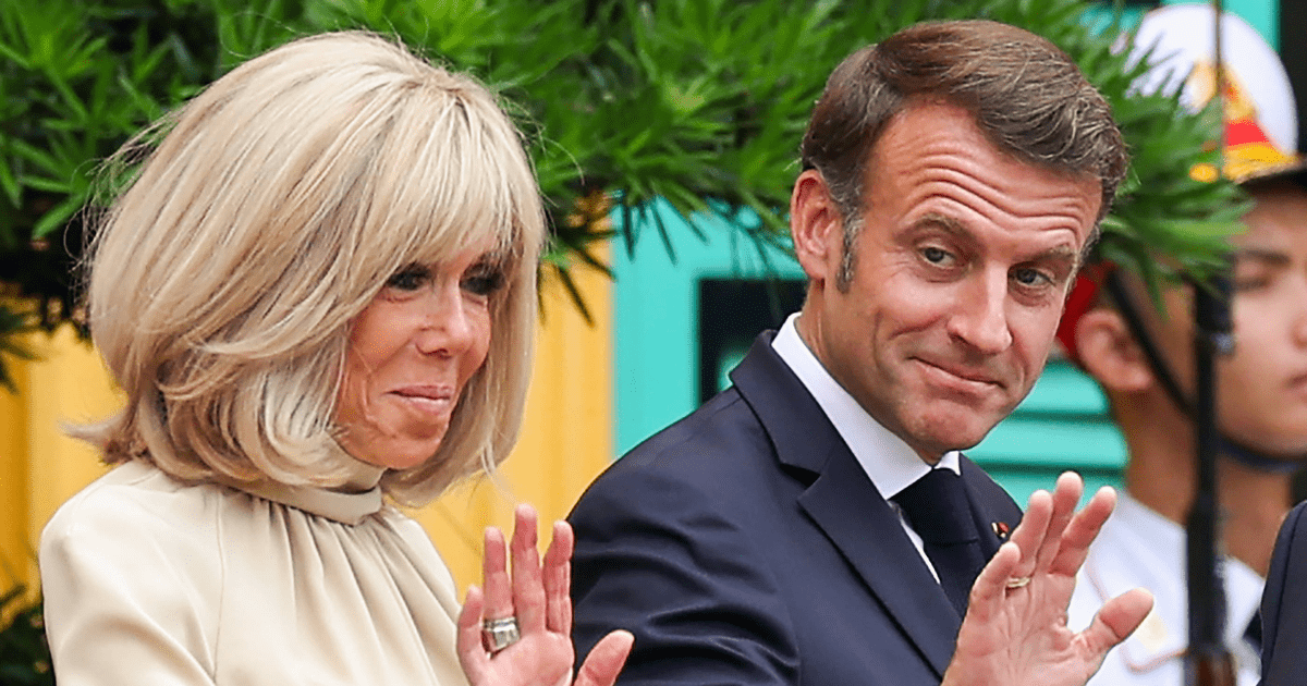 Ce cred francezii despre palma primită de Emmanuel Macron de la soția ...