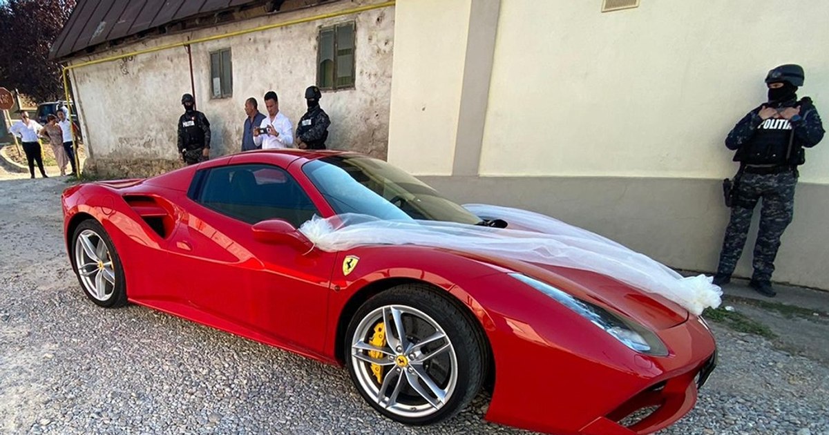 Lecția primită de un șmecher cu Ferrari care a luat un polițist pe ...