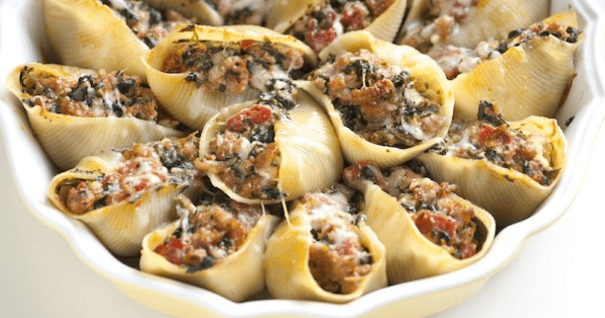 Paste umplute cu cârnaţi şi spanac FOTO