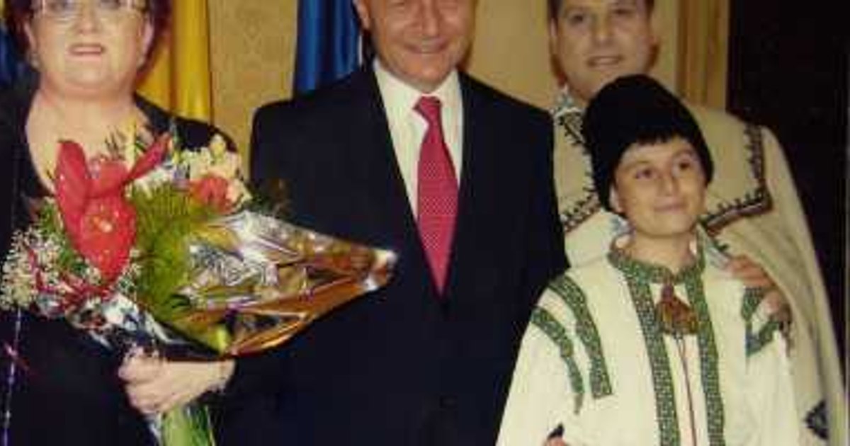 PORTRET Alexandru Petcu, cântăreţul care vrea să devină preot | adevarul.ro