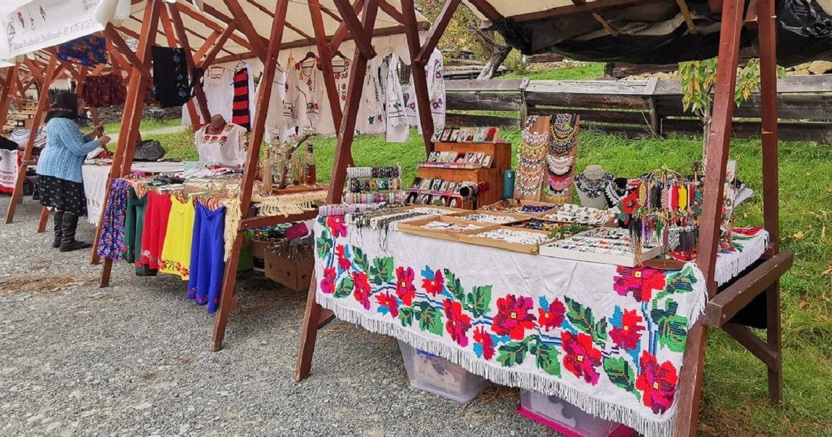 Lecții de făcut must sau poame puse la uscat, la Muzeul satului din ...