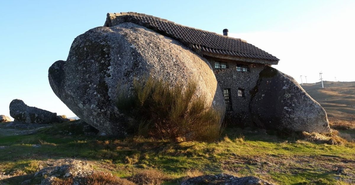 Poftiți în casa familiei Flinstones, construită din patru bolovani ...