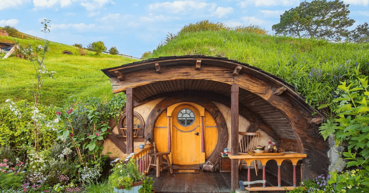 Poftiți în casa lui Bilbo Baggins! Iată cât costă o noapte, în satul ...