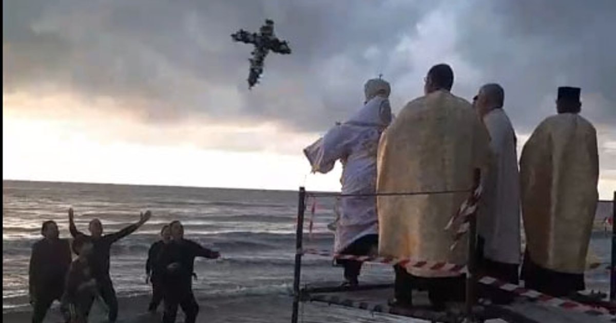 Cine este preotul român care a căzut în Marea Tireniană în momentul în ...