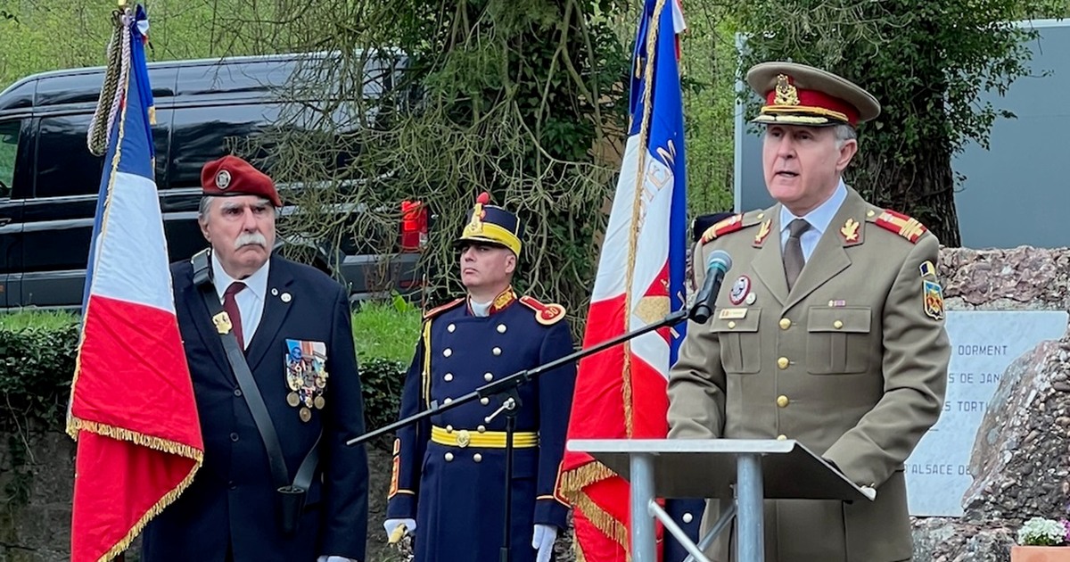 Familia Regală română ajunge în Franța! Principele Radu, în uniformă ...