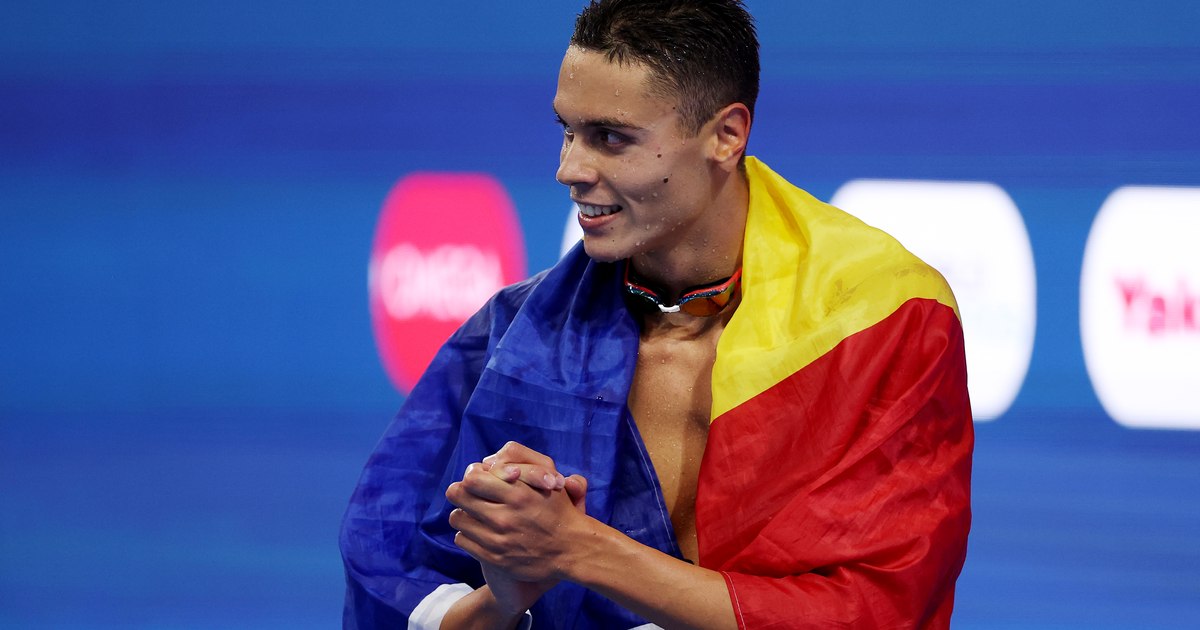 David Popovici sare astăzi în bazin după a doua medalie de aur la Mondialele de la Singapore ...