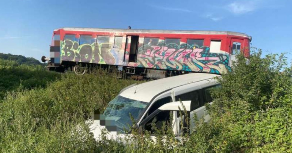 Autoturism izbit de un tren de persoane, la o trecere la nivel cu calea ...