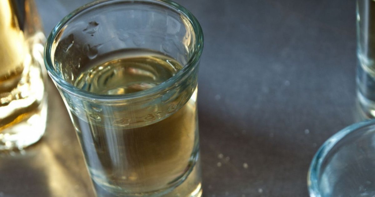 Alcoolul contrafăcut a omorât 37 de oameni în India, într-o zonă unde ...