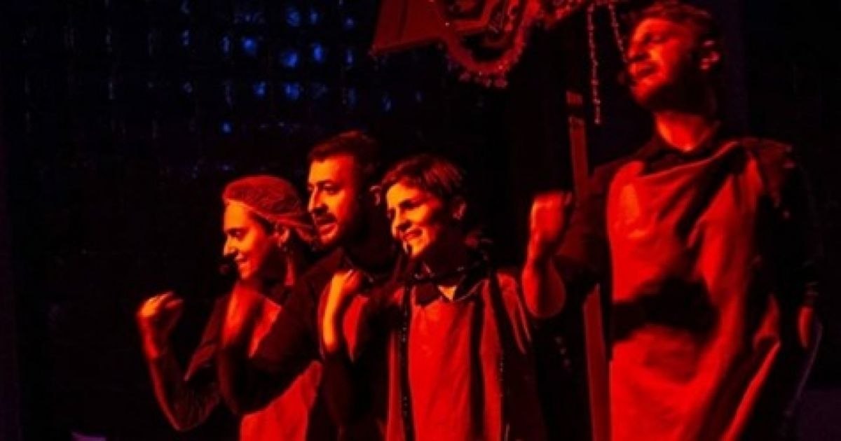 Spectacolul „Lucrător universal“ este despre lupta sindicală din ...