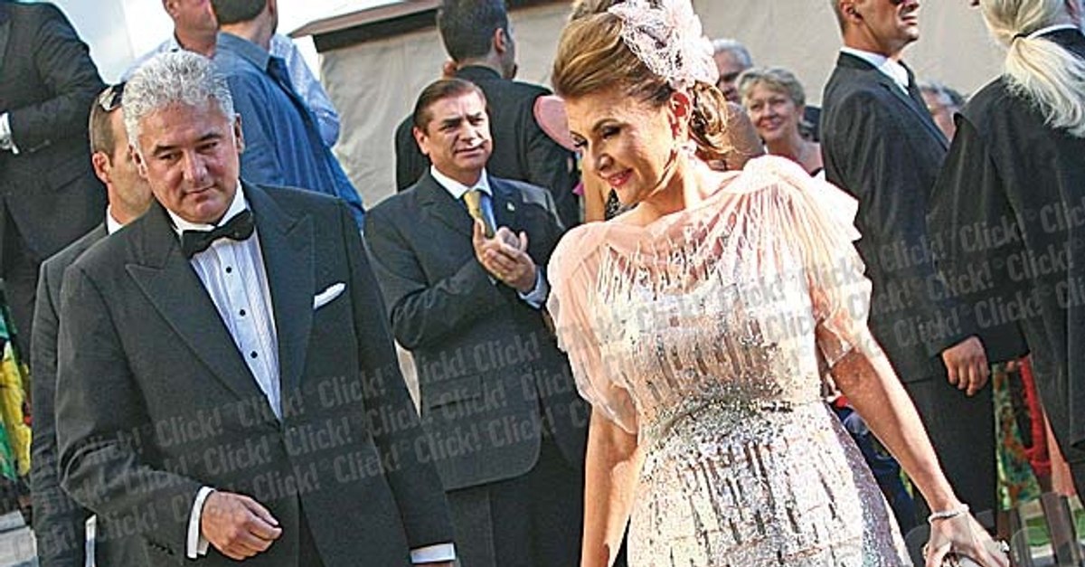 Mioriţa, soţia lui Adriean Videanu, într-o rochie ca cea purtată de ...