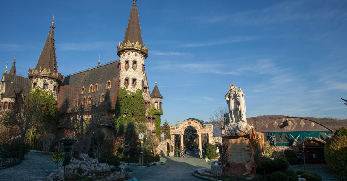 Unde se află castelul ascuns în inima naturii care pare desprins din ...