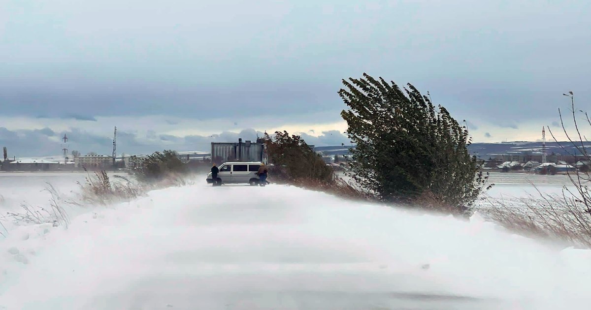 Drumuri închise, mașini blocate în troiene și case fără curent, în ...