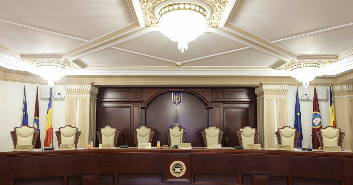 De ce amână CCR decizia privind pensiile speciale. Un profesor de drept ...