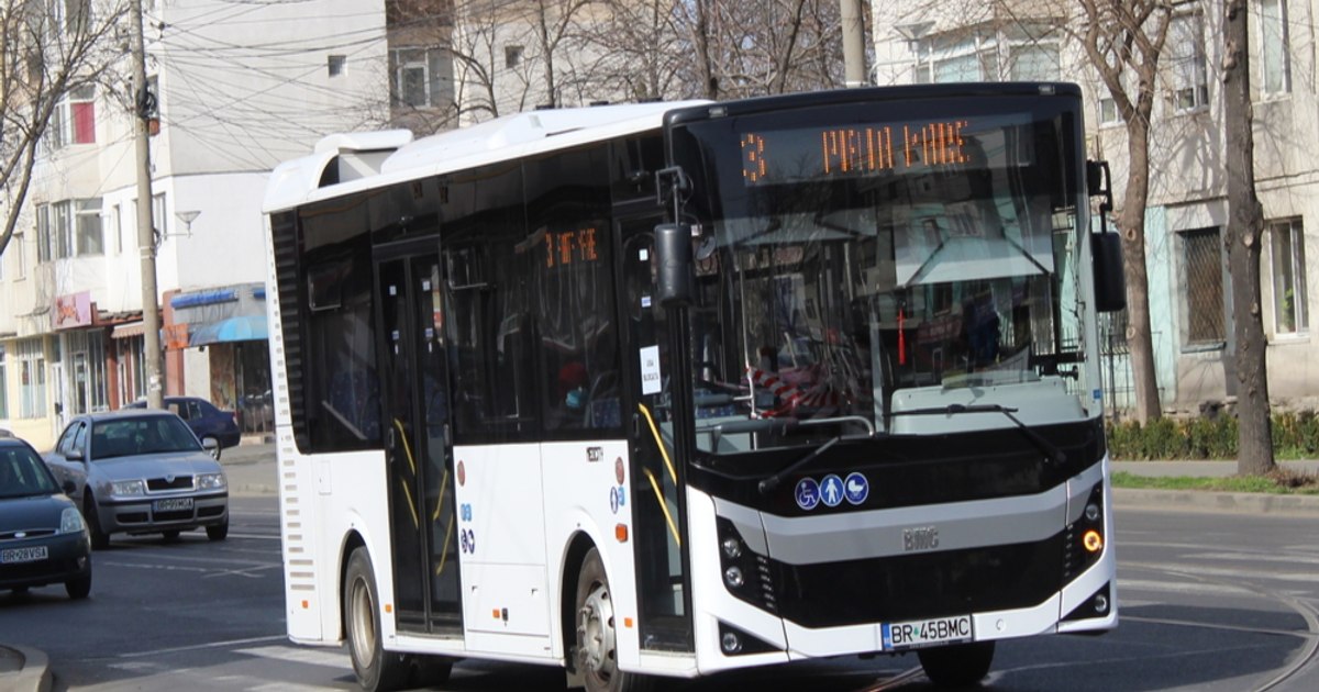 Șoferul unui autobuz i-a dat jos pe călători, supărat că un copil ...