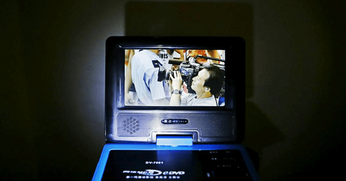 Gadgetul ăsta dă peste cap comunismul din Coreea de Nord! Oamenii sunt ...