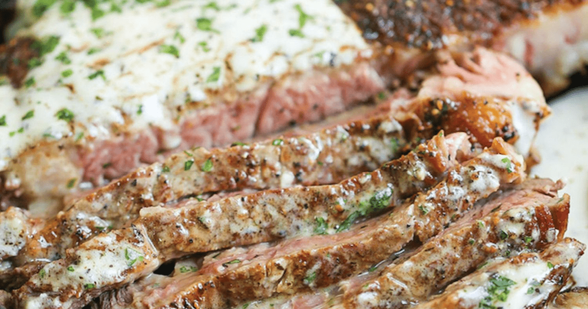 Antricot de vită în sos de usturoi şi parmezan